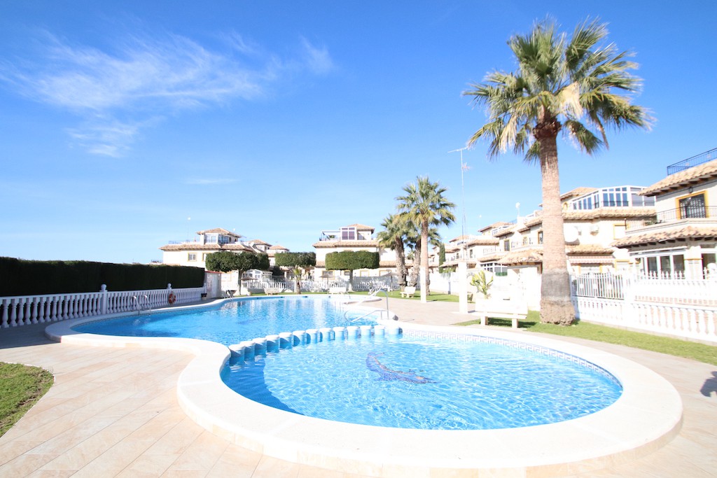 A penthouse with a solarium, a terrace and a view of the sea ...